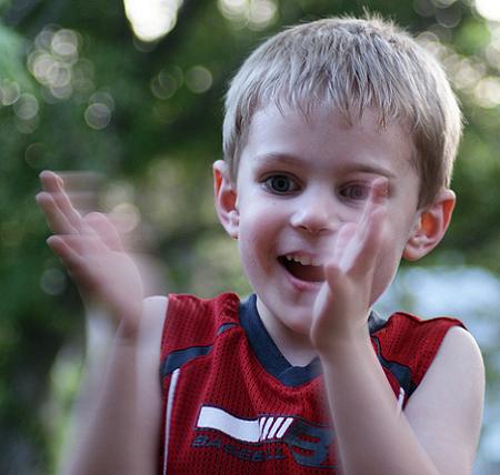 nino-aplaudiendo – Blog Bebés .com